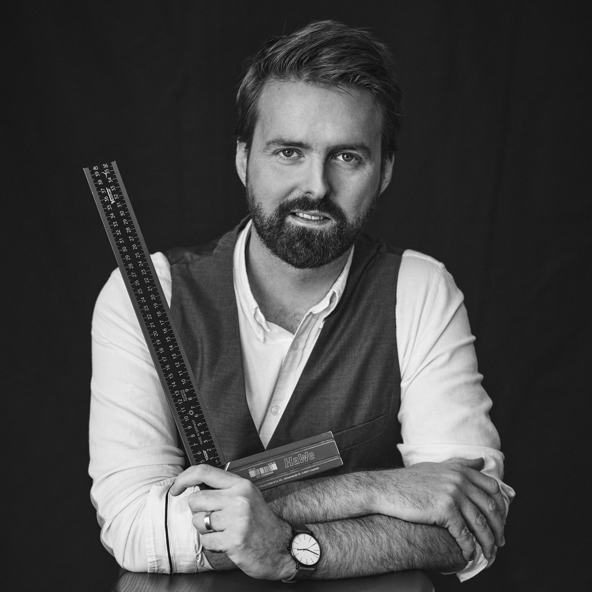 Red and black kitchen - black kitchen design | SCHMIDT