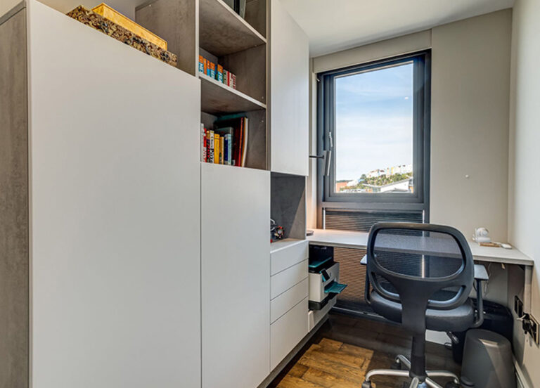 Fitted desk area in the living room | SCHMIDT